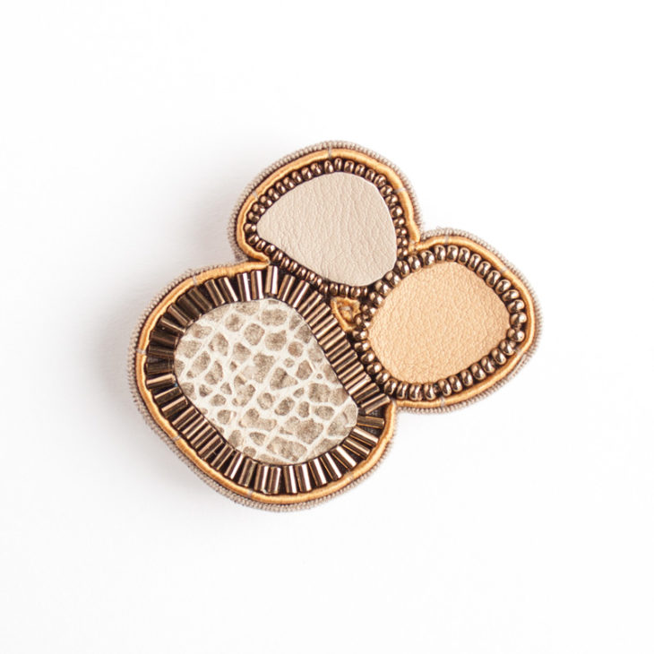 La broche, un accessoire chic, élégant et facile à porter