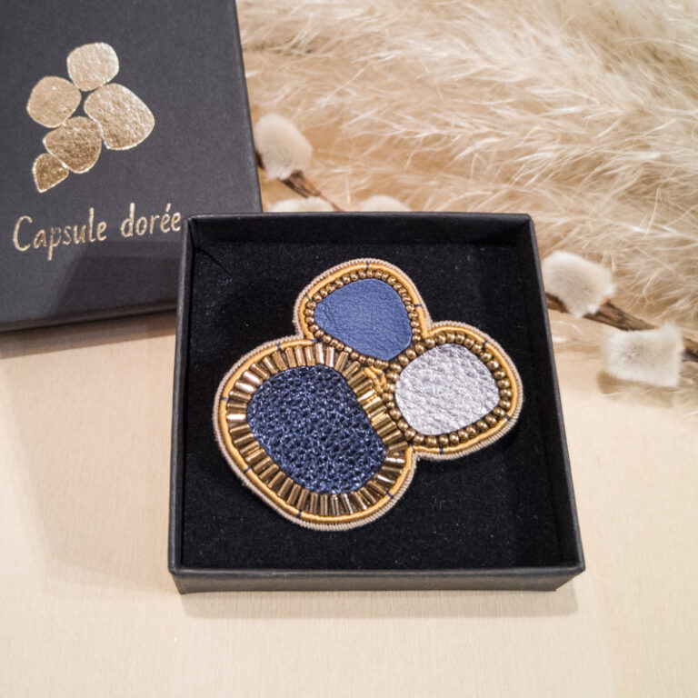 La broche, un accessoire chic, élégant et facile à porter