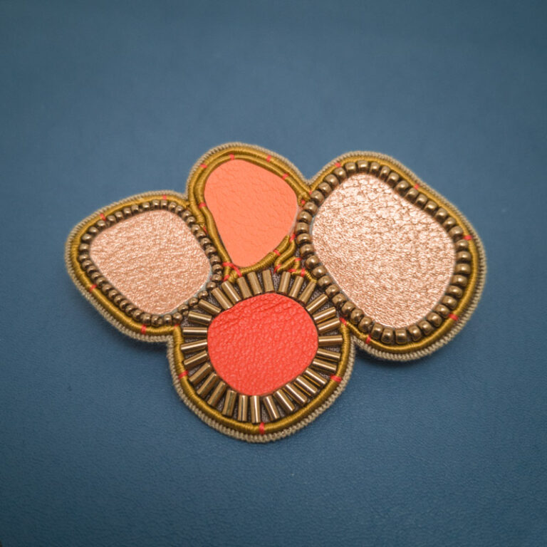 Cette broche brodée est l'accessoire unique à votre look
