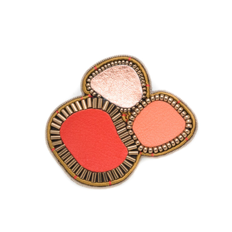 La broche, un accessoire chic, élégant et facile à porter
