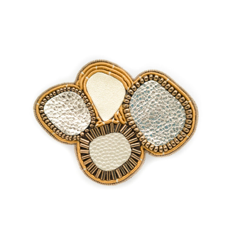 Cette broche brodée est l'accessoire unique à votre look