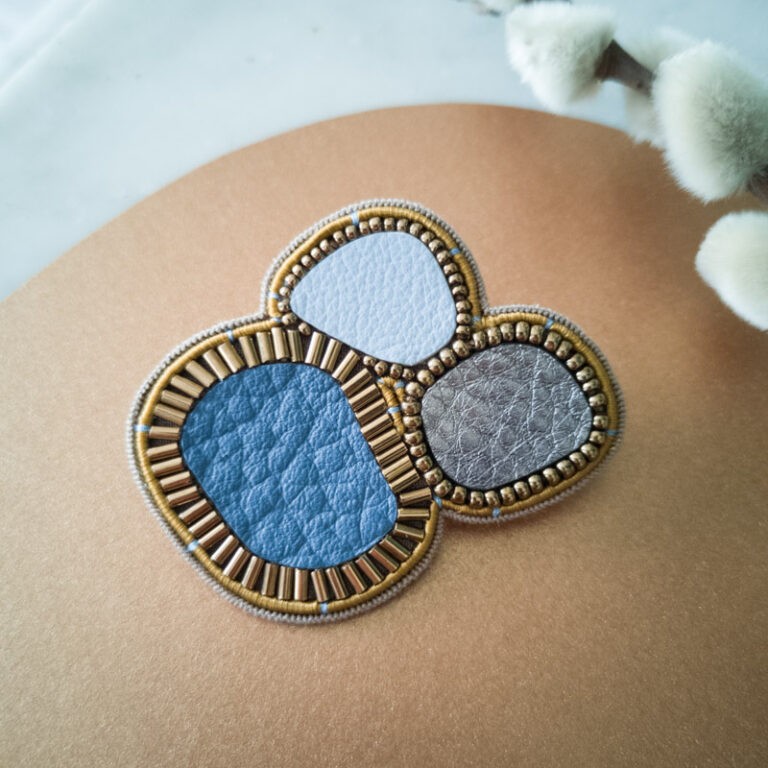 La broche, un accessoire chic, élégant et facile à porter