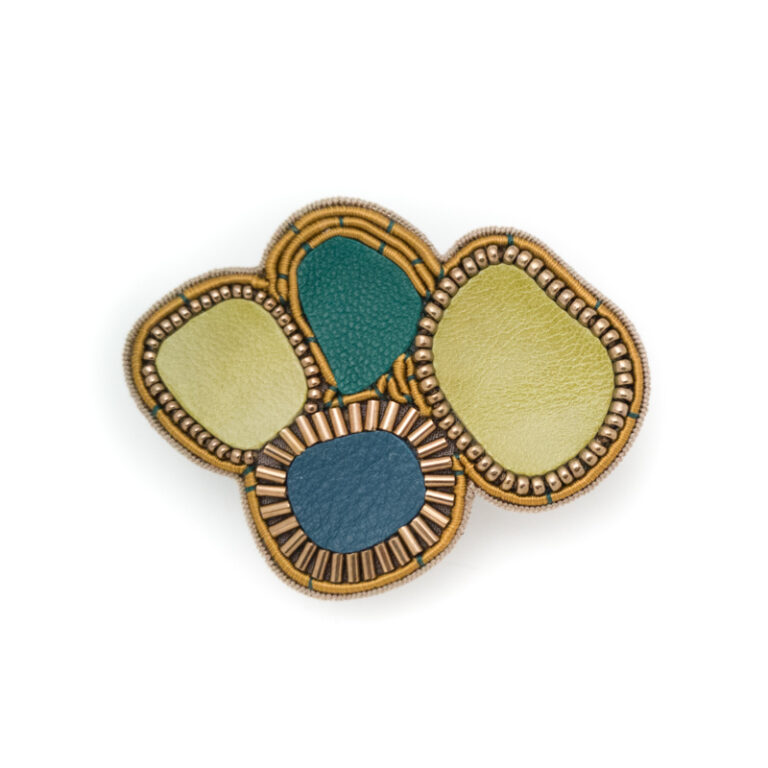 Cette broche brodée est l'accessoire unique à votre look