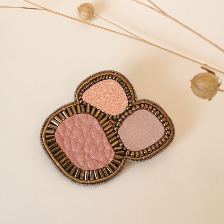 La broche, un accessoire chic, élégant et facile à porter